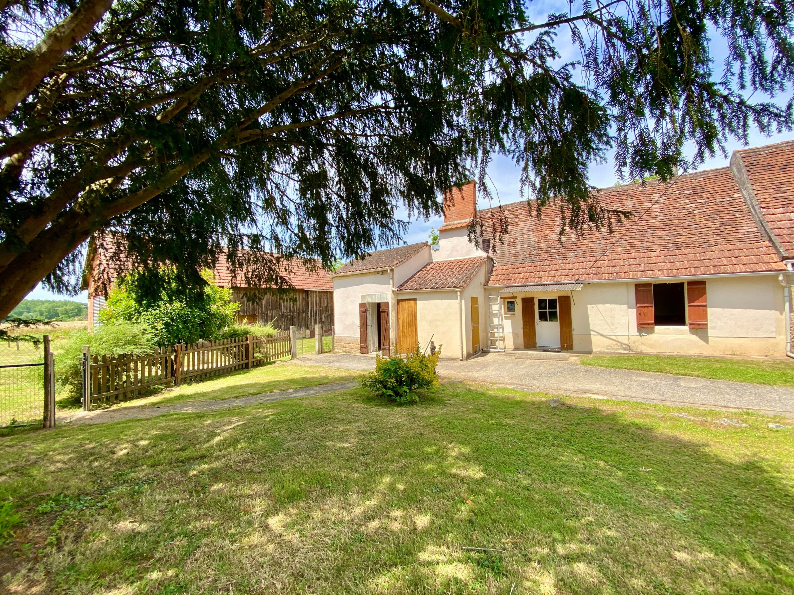 Ancienne ferme en pierre avec studio et dépendances - ICI DORDOGNE